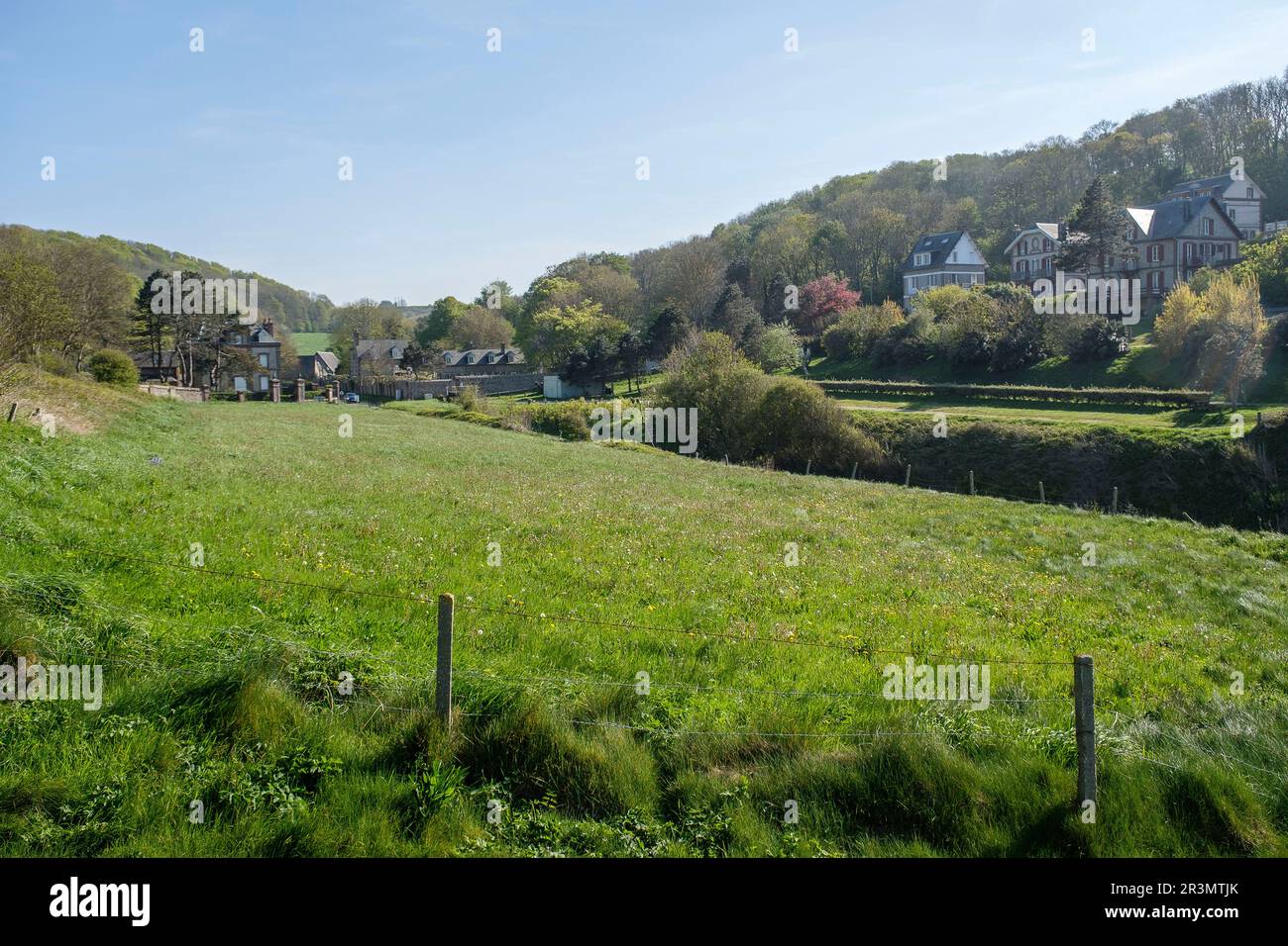 The pebble beach and the cliffs at Saint-Pierre-En-Port | La plage de ...