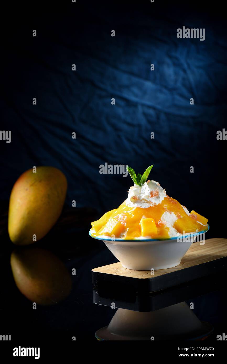 Korean shaved ice dessert with sweet toppings, mango Bingsu Stock Photo ...