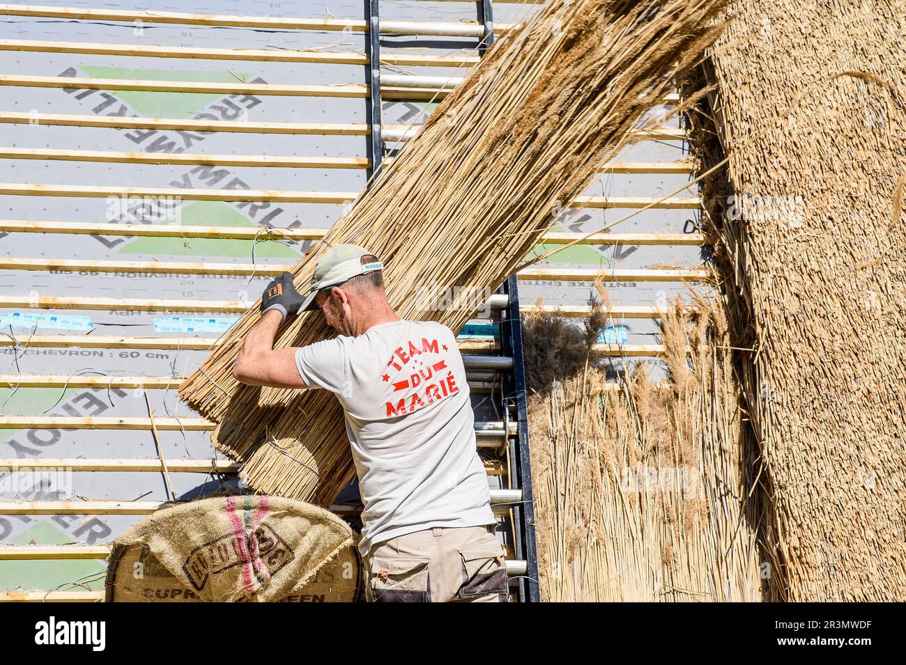 Tatched roof under construction - traditional way of work | Toiture en ...