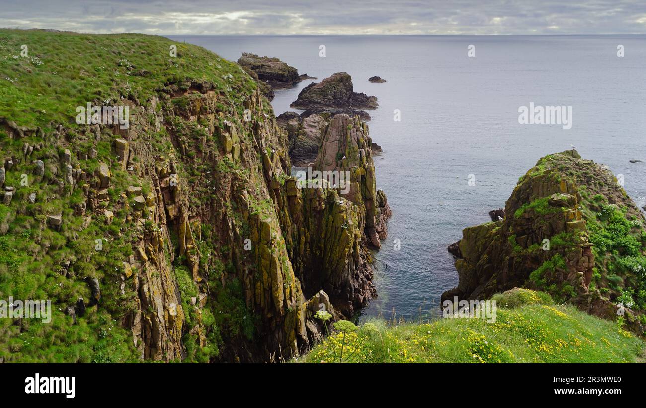 Scottish rocky coastline hi-res stock photography and images - Alamy