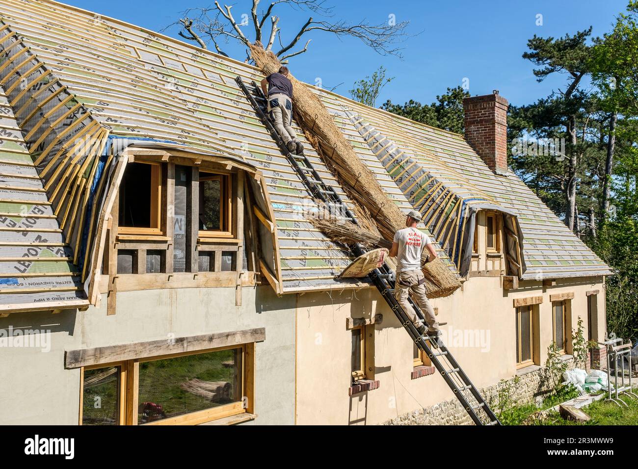Tatched roof under construction - traditional way of work | Toiture en ...