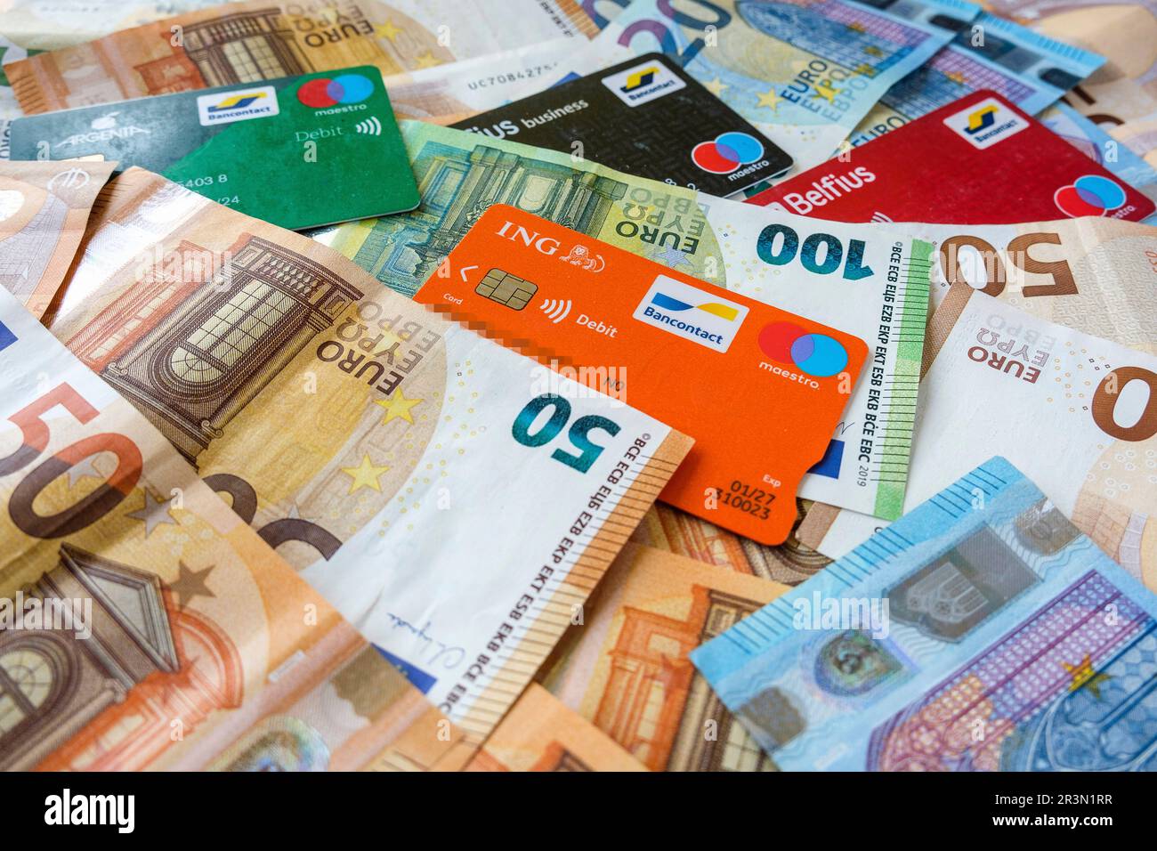 Choosing between the money in cash or crediit card - maestro card ...