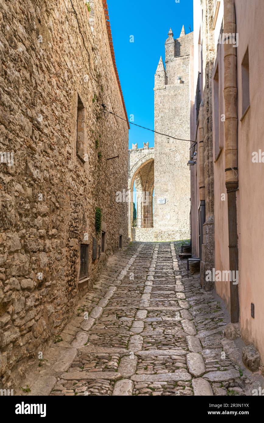 Narrow alleys and streets in the mountain village of Erice in Sicily ...
