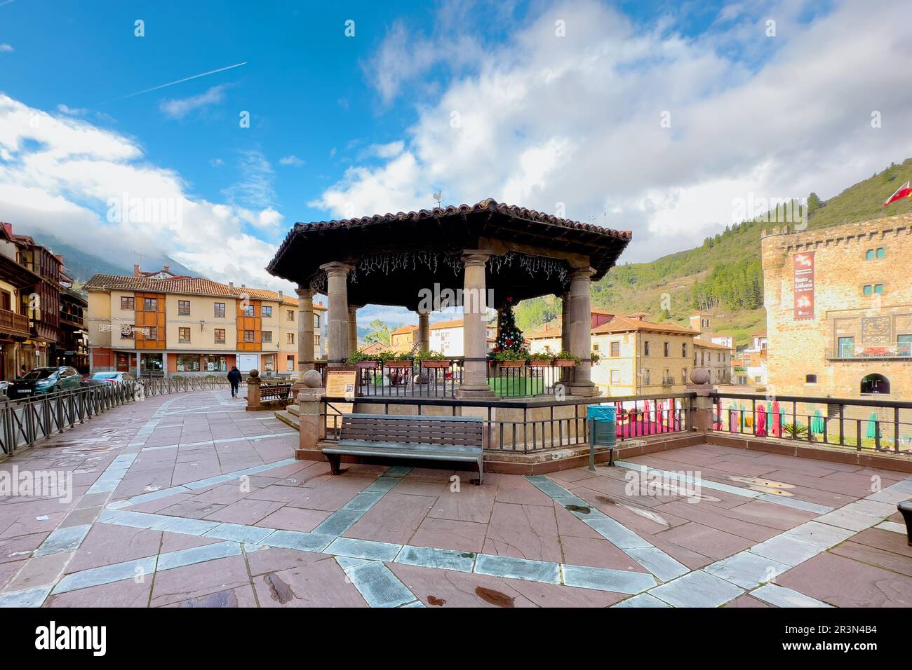 Urban scene cantabrian town potes hi-res stock photography and images ...