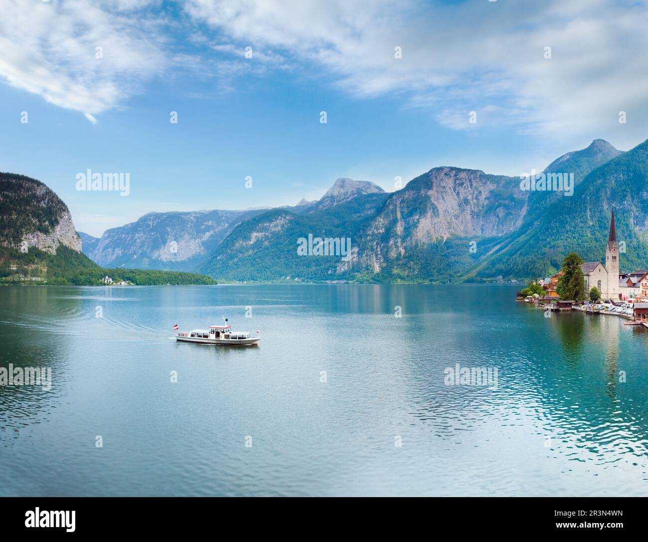 Beautiful summer Alpine Hallstatt Town and lake Hallstatter See view ...