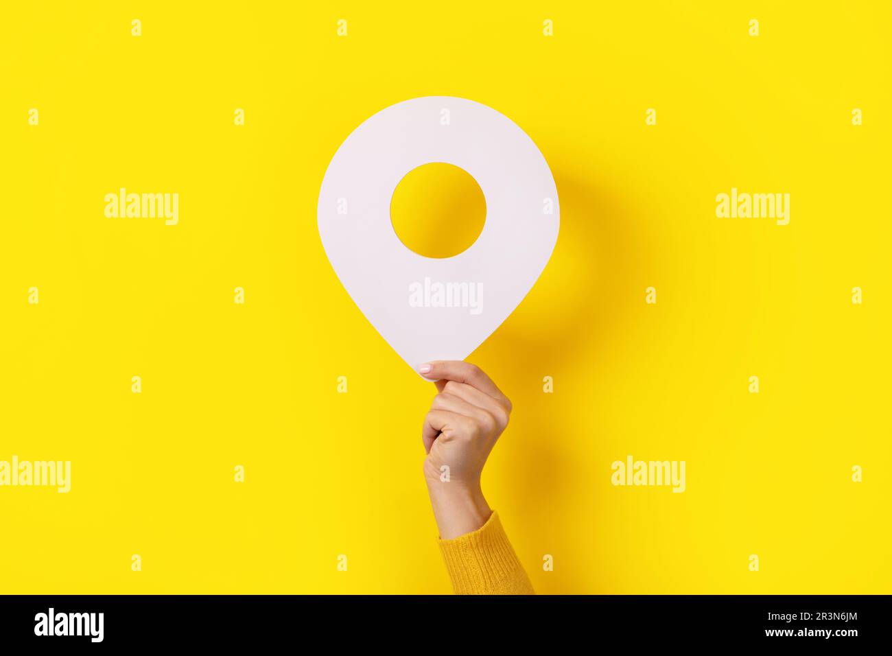 3d white pin in hand Stock Photo - Alamy