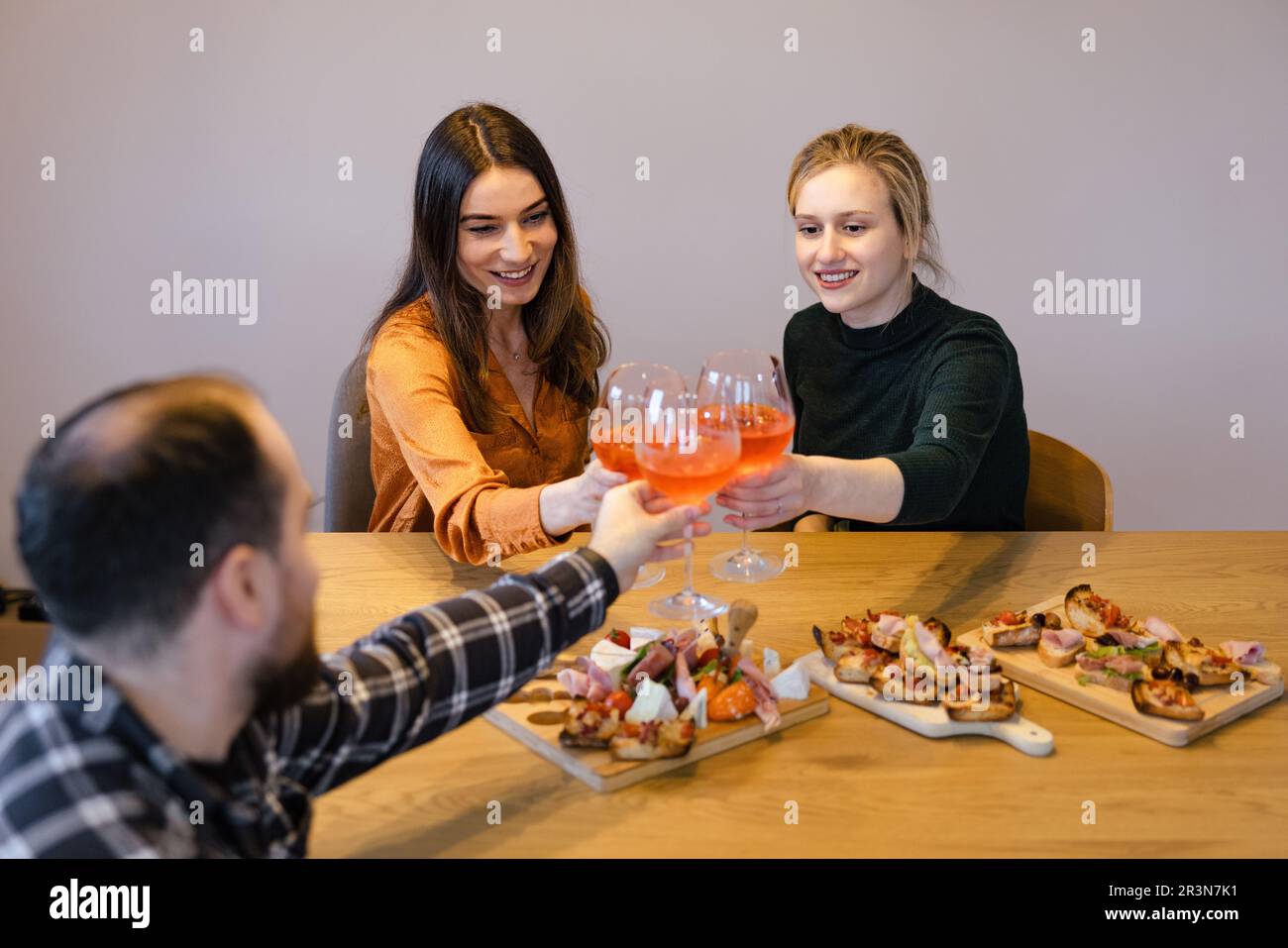 Friends celebration hi-res stock photography and images - Alamy