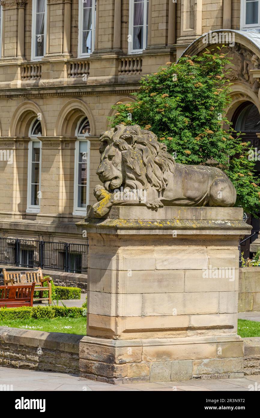 Animal stone sculpture on plinth hi-res stock photography and images ...