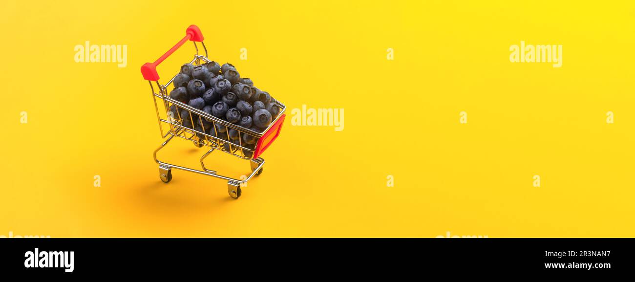 Blueberries in shopping cart Stock Photo - Alamy