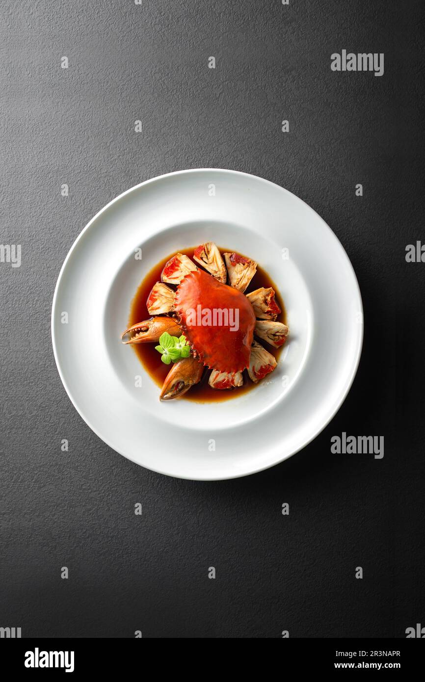 Liquor-Soaked Crabs on the plate，wine preserved crab Stock Photo - Alamy