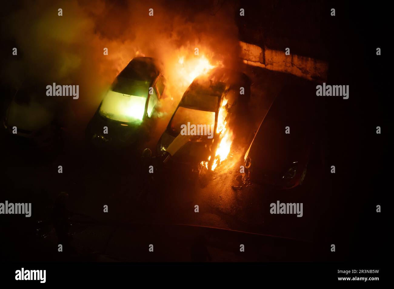 Burning cars hi-res stock photography and images - Alamy