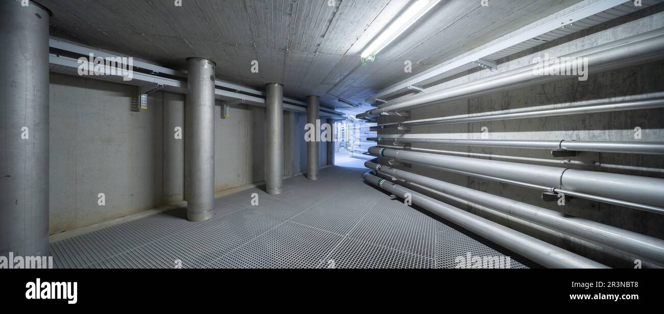 Underground empty space with drainage system and metallic pipes for ...