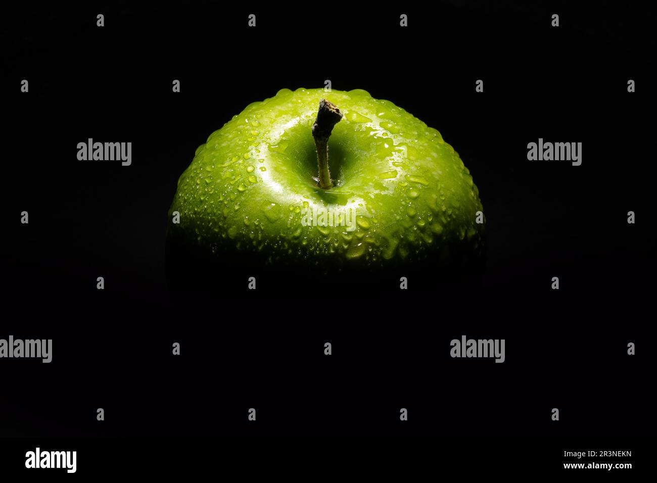 Water drops apple hi-res stock photography and images - Alamy
