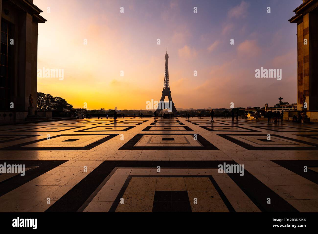 Eiffel Tower, French: Tour Eiffel, silhouette at dawn. View from ...