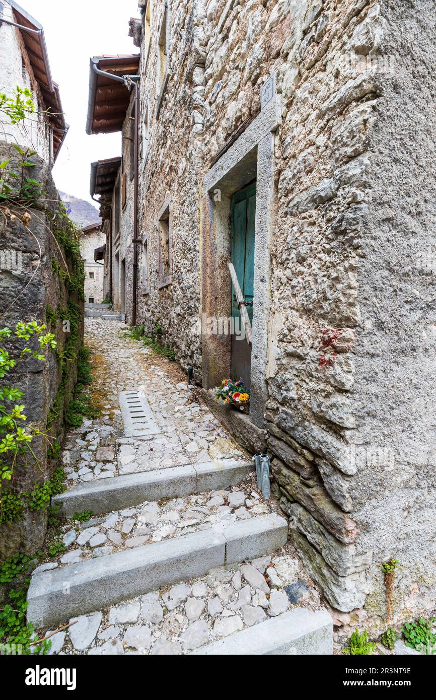 Erto hi-res stock photography and images - Alamy