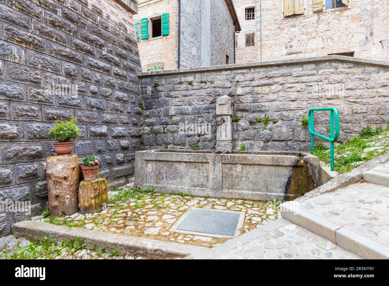 Erto hi-res stock photography and images - Alamy