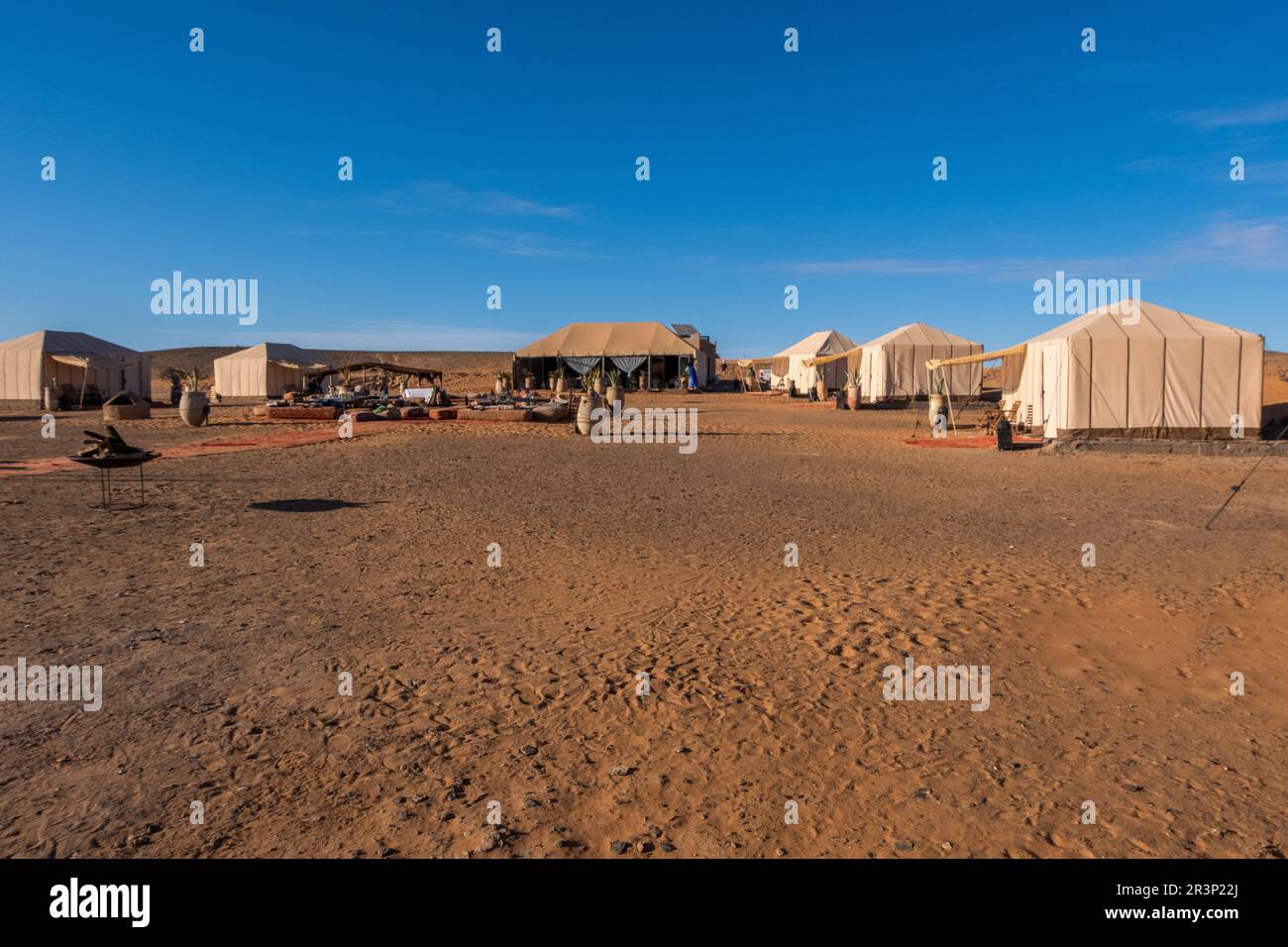 A traditional Moroccan nomad camp set up in the desert Stock Photo - Alamy