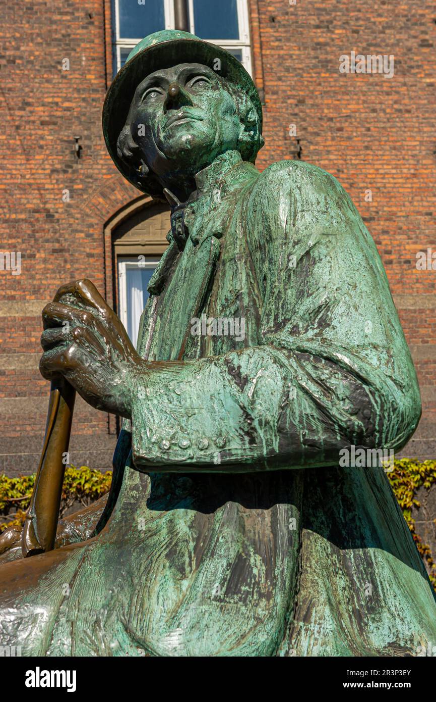Hans Christian Andersen statue on H.C. Andersens B;vd, Copenhagen ...