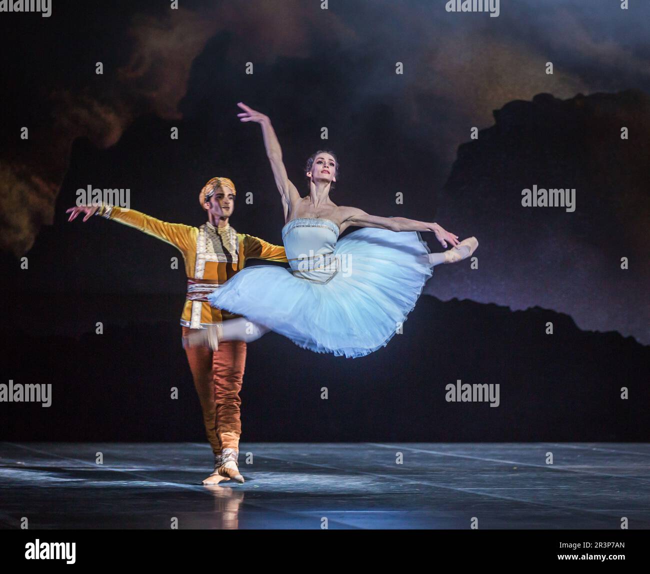 Das Ballett La BayadÃ¨re von Petipa Stock Photo - Alamy