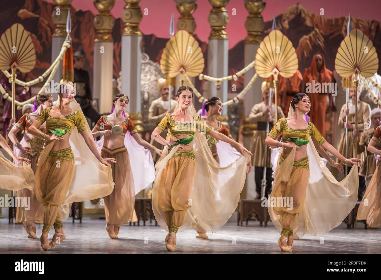 Das Ballett La BayadÃ¨re von Petipa Stock Photo - Alamy