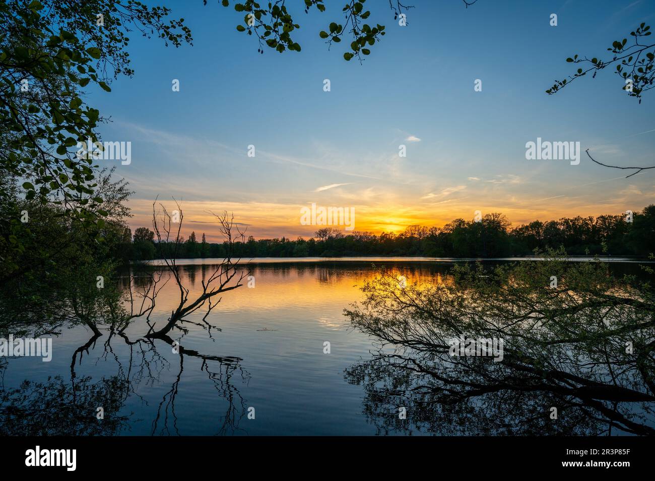 Dramatic beautiful sun sets hi-res stock photography and images - Alamy