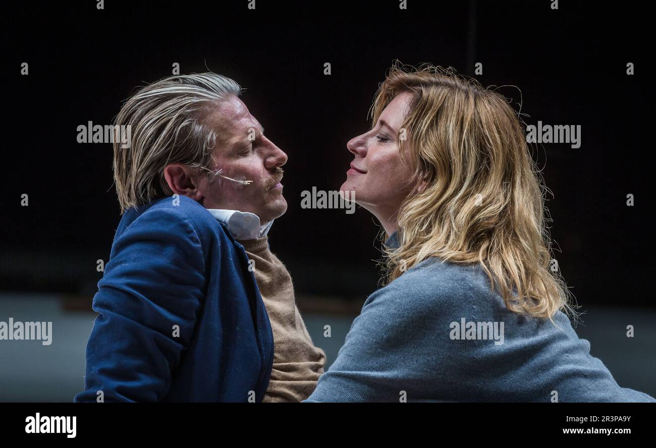 Caroline Peters und Christoph Gawenda in Yerma von Simon Stone (SchaubÃ¼hne Berlin Stock Photo ...