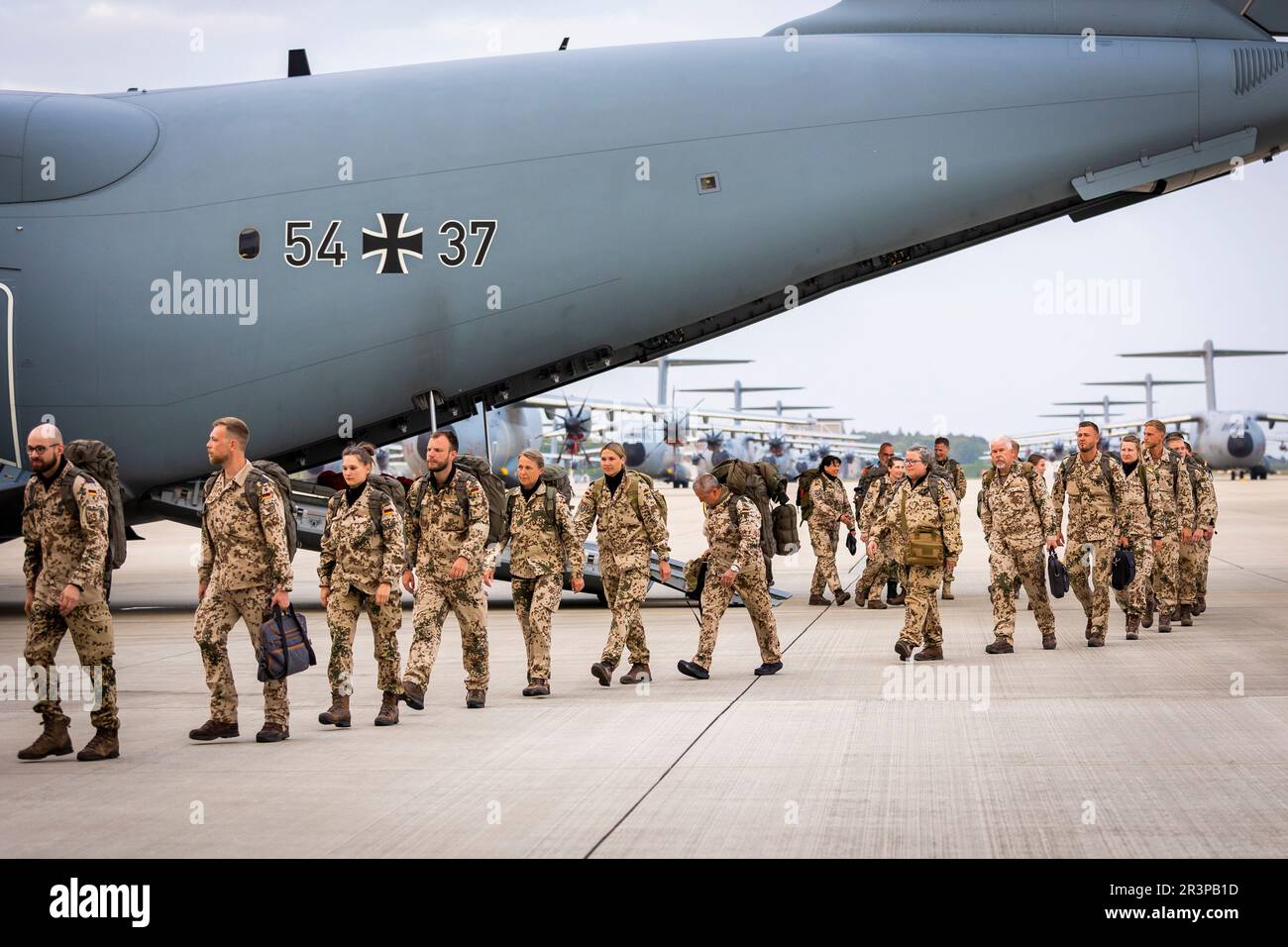 Wunstorf, Germany. 24th May, 2023. Soldiers leave an Airbus A400M air force transport aircraft ...