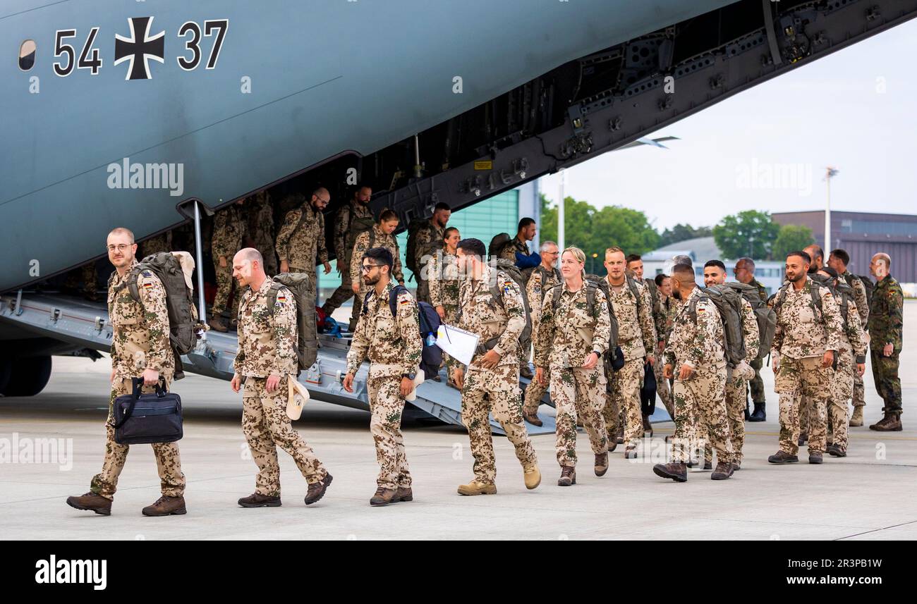Wunstorf, Germany. 24th May, 2023. Soldiers leave an Airbus A400M air force transport aircraft ...