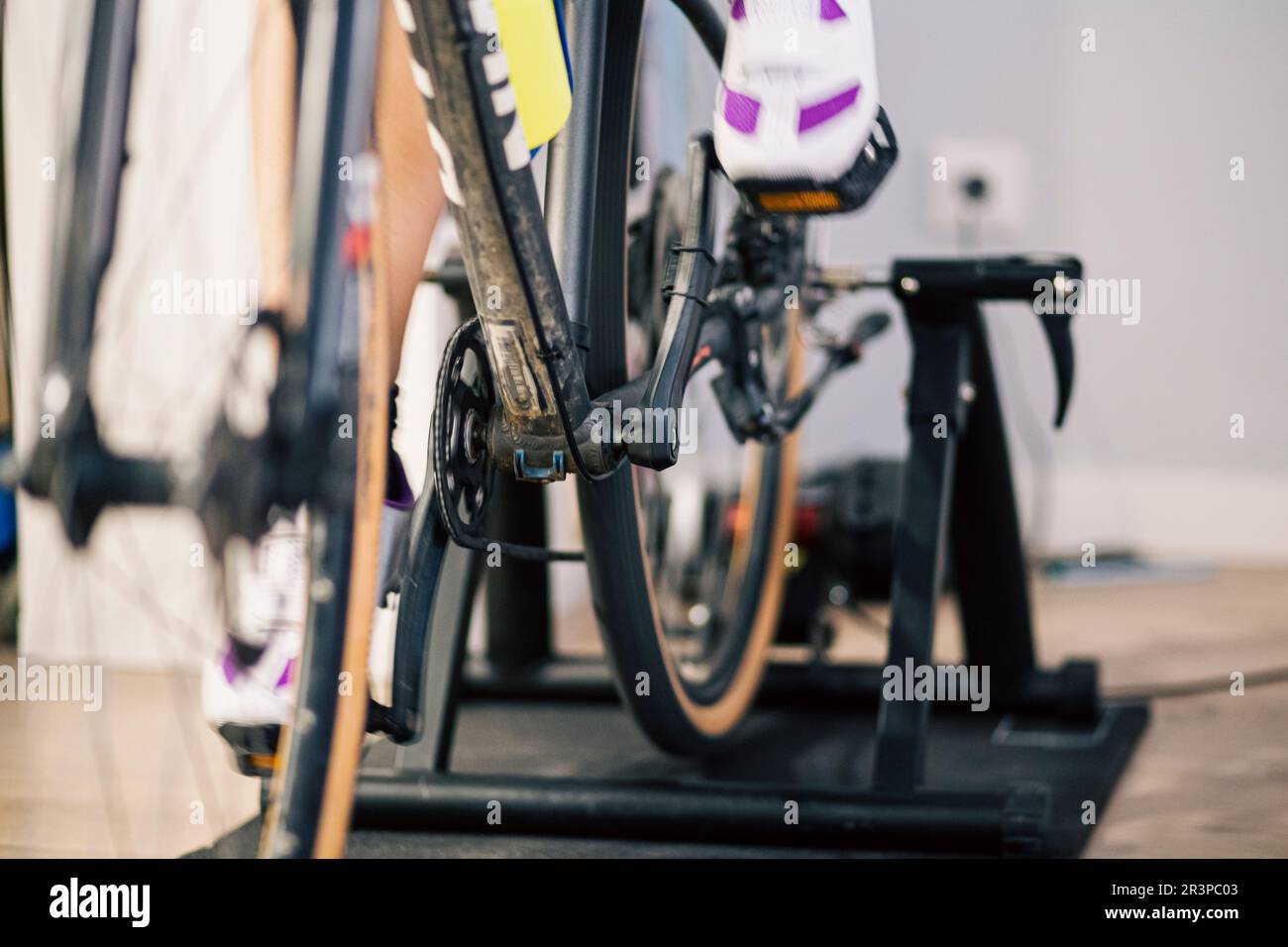 Feet and legs spinning on a chain bicycle in an indoor trainer Stock ...