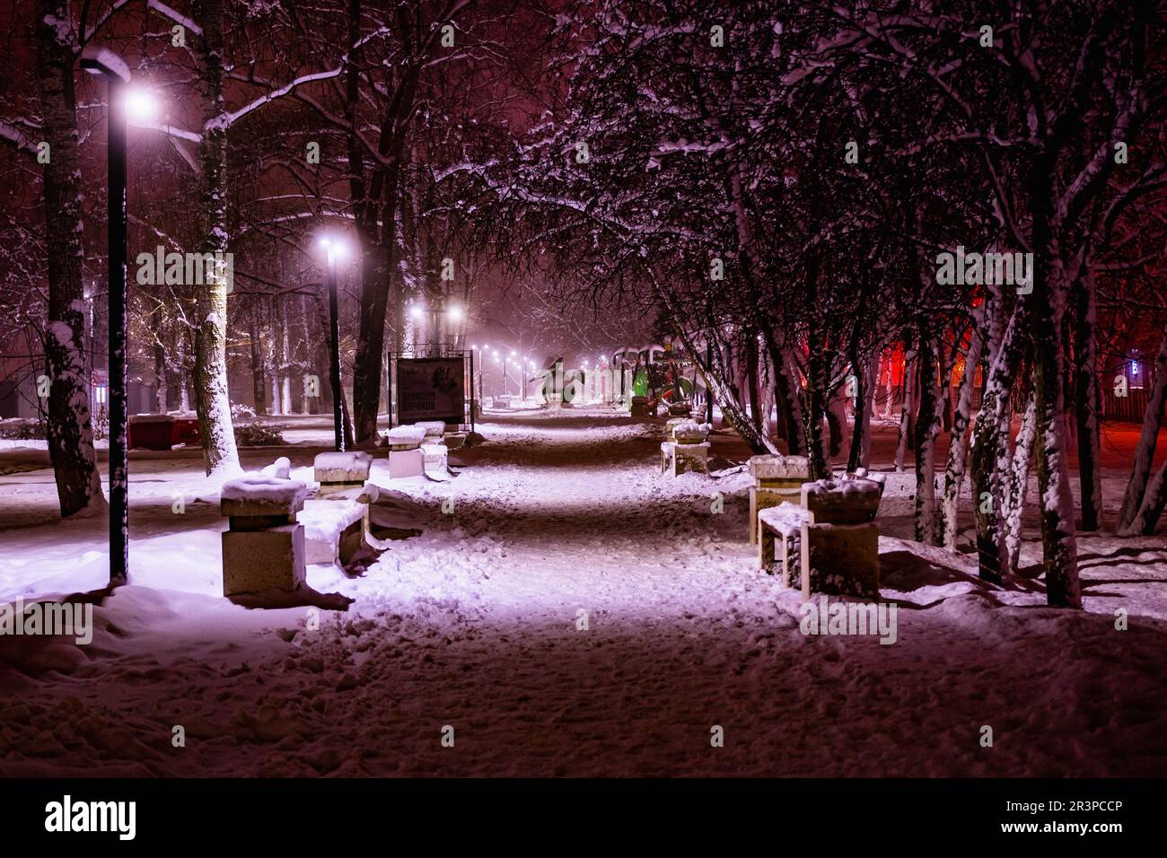 Night scene park alley hi-res stock photography and images - Alamy
