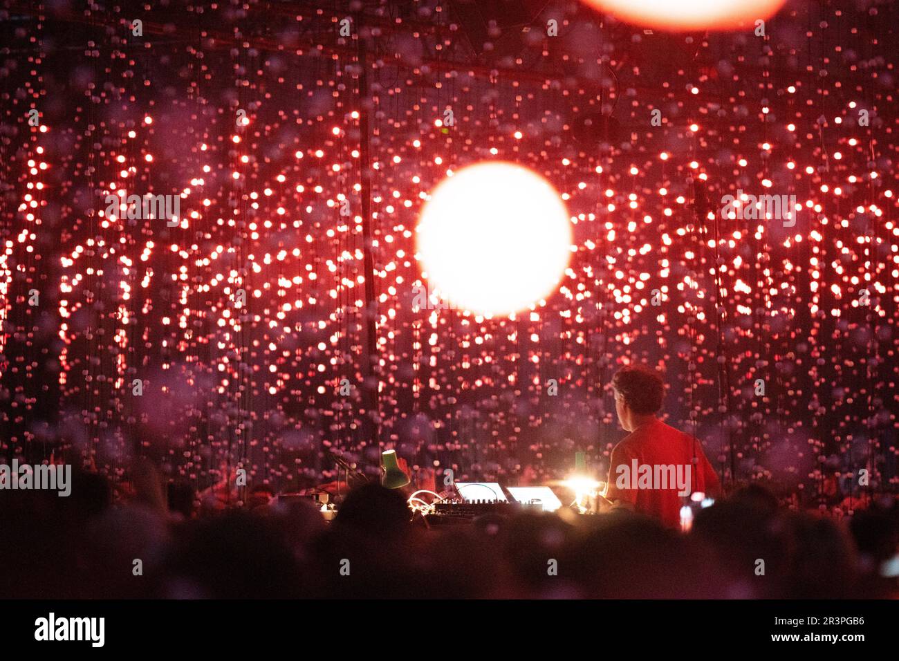 Four Tet perform in surround sound with lighting by art collective ...