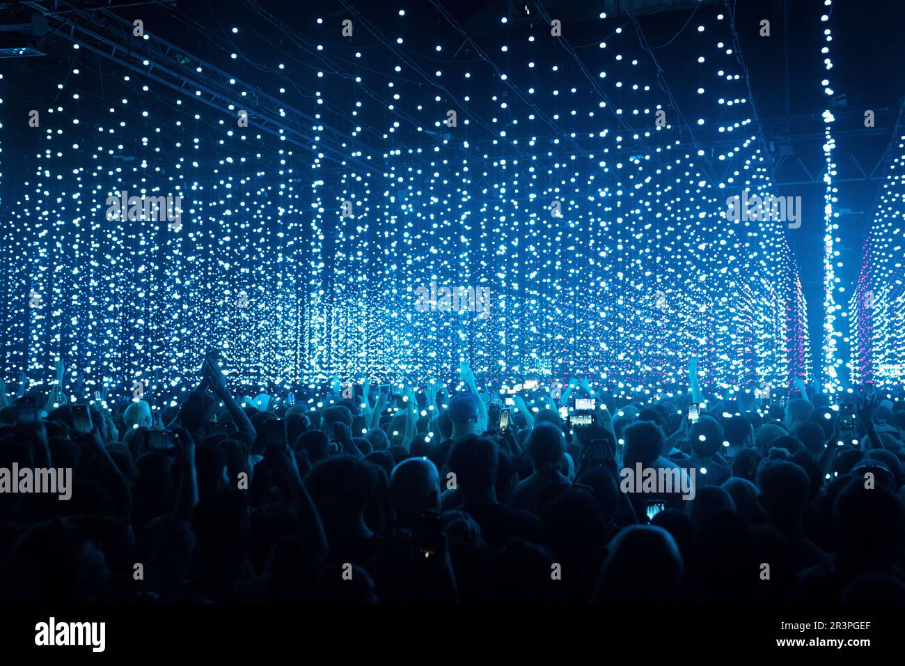 Four Tet perform in surround sound with lighting by art collective ...