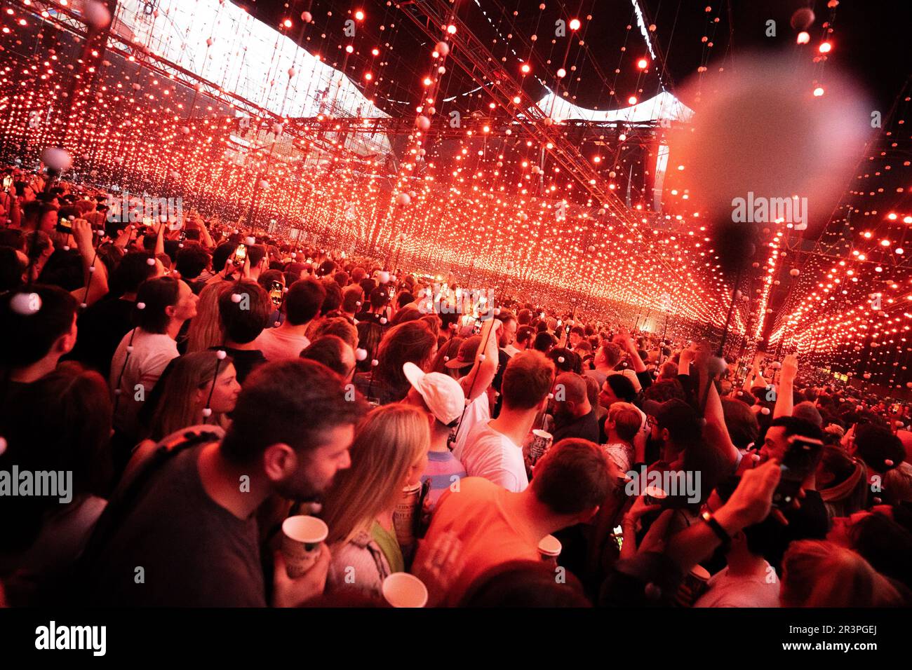 Four Tet perform in surround sound with lighting by art collective ...