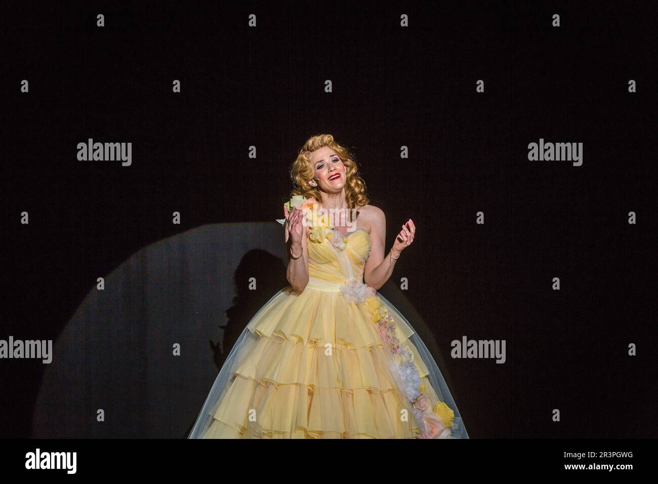 Alma SadÃ© in All-Singing, All-Dancing Yiddish Revue von Barrie Kosky ...