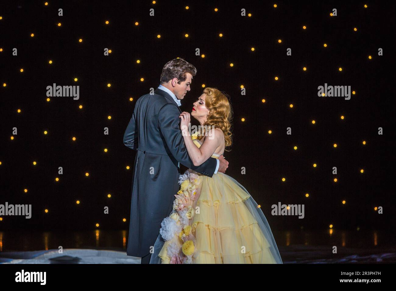 Alma SadÃ© and Dominik KÃ¶ninger in All-Singing, All-Dancing Yiddish ...