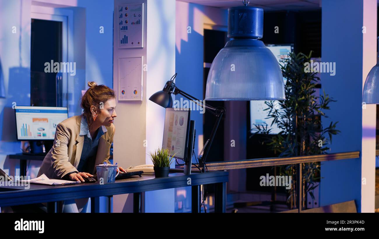 Executive manager analyzing diagrams on computer Stock Photo - Alamy Executive manager analyzing diagrams on computer Stock Photo - Alamy