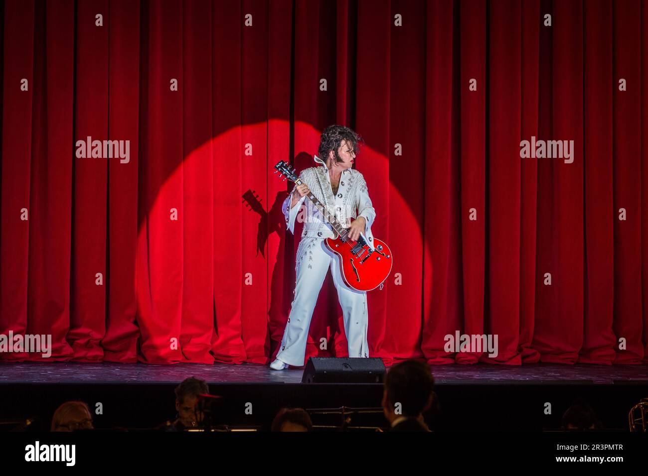 All-Singing, All-Dancing Yiddish Revue von Barrie Kosky Stock Photo - Alamy