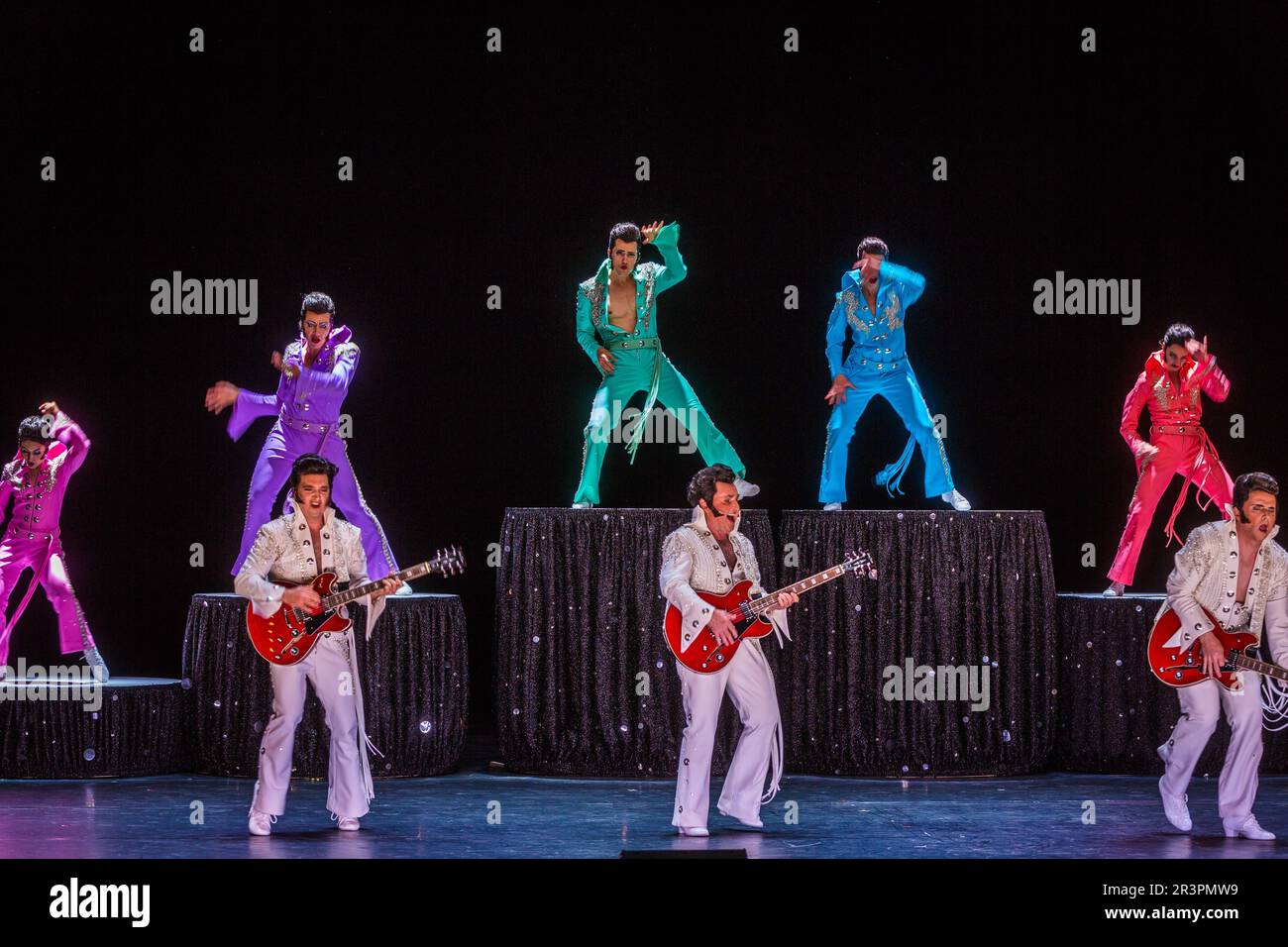 All-Singing, All-Dancing Yiddish Revue von Barrie Kosky Stock Photo - Alamy