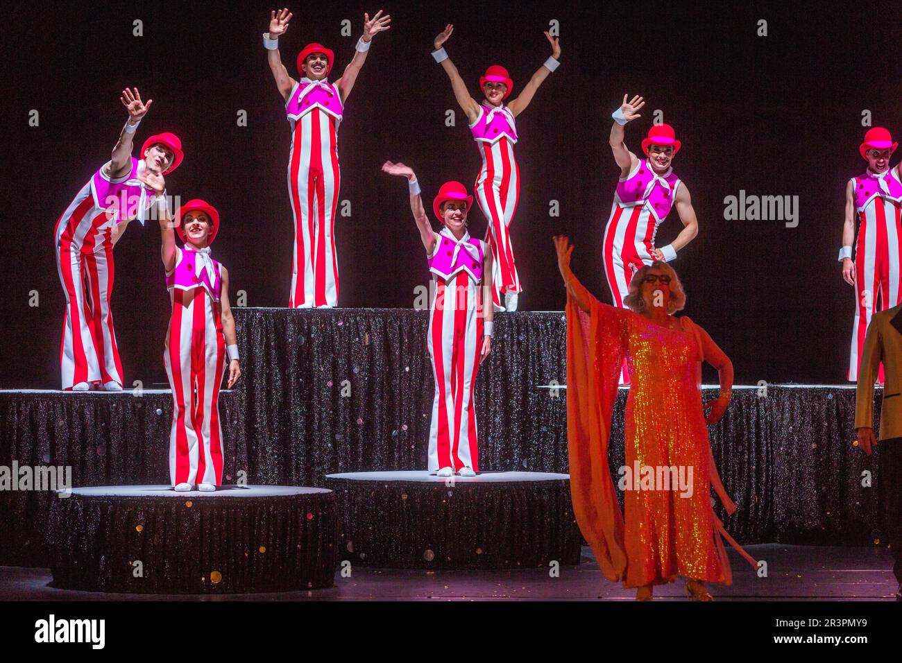All-Singing, All-Dancing Yiddish Revue von Barrie Kosky Stock Photo - Alamy