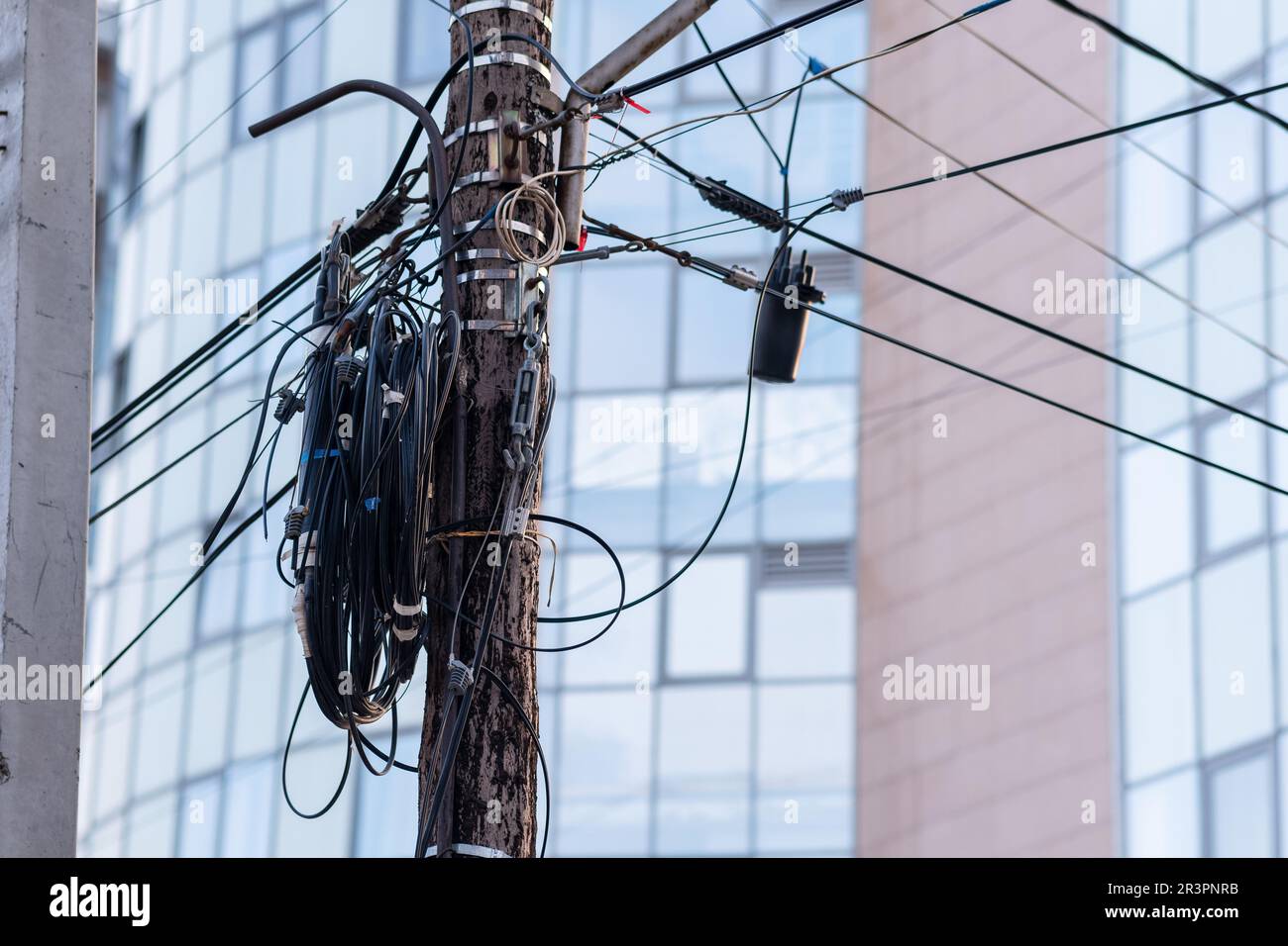 Tangled overhead electrical wires hi-res stock photography and images - Alamy