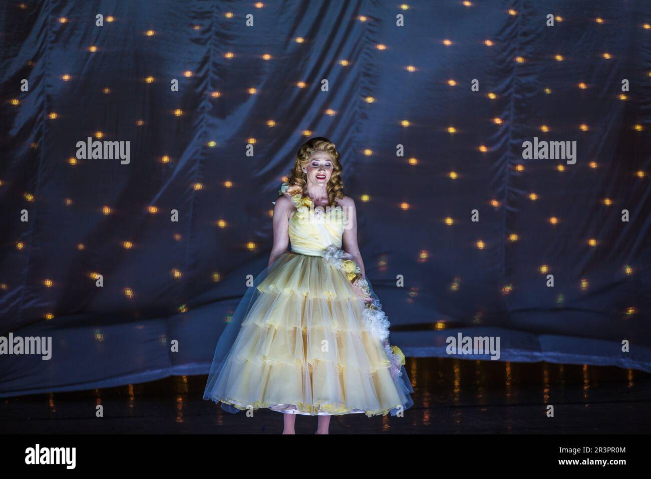 Alma SadÃ© in All-Singing, All-Dancing Yiddish Revue von Barrie Kosky ...