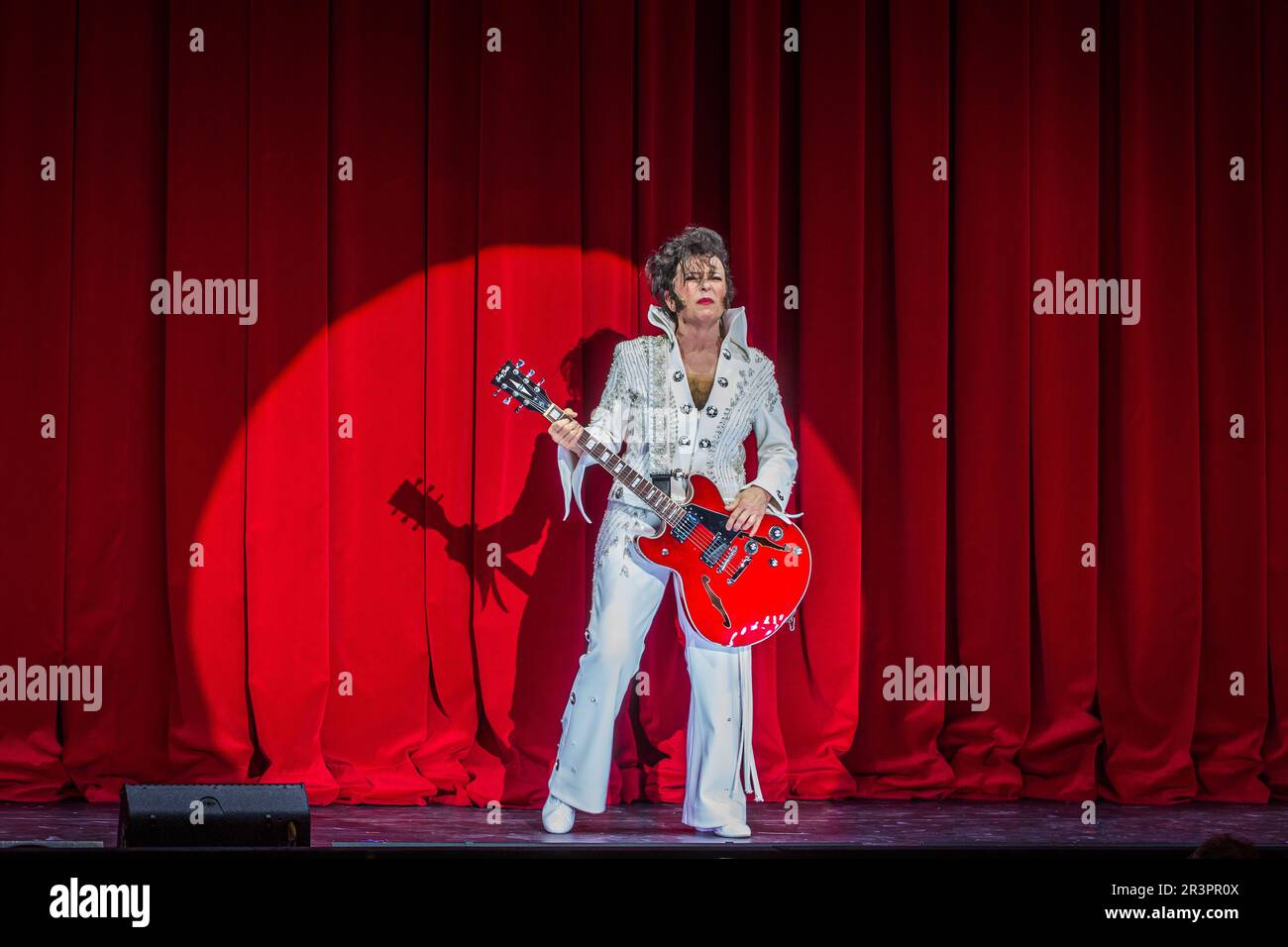All-Singing, All-Dancing Yiddish Revue von Barrie Kosky Stock Photo - Alamy