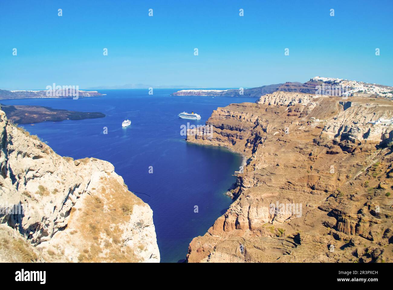 Santorini caldera edge villages hi-res stock photography and images - Alamy