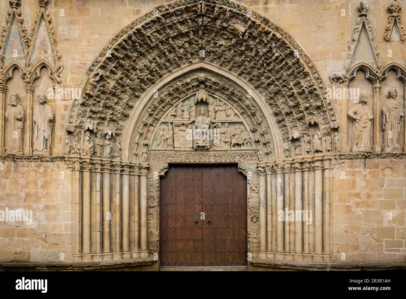 Iglesia de arquitectura medieval hi-res stock photography and images ...