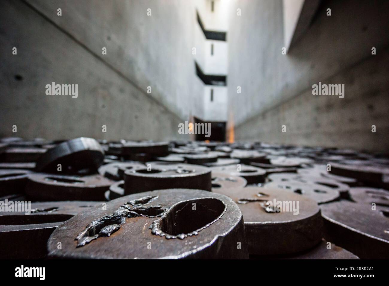 Shalechet, -hojas caidas-, instalacion artistica de Menashe Kadishman ...