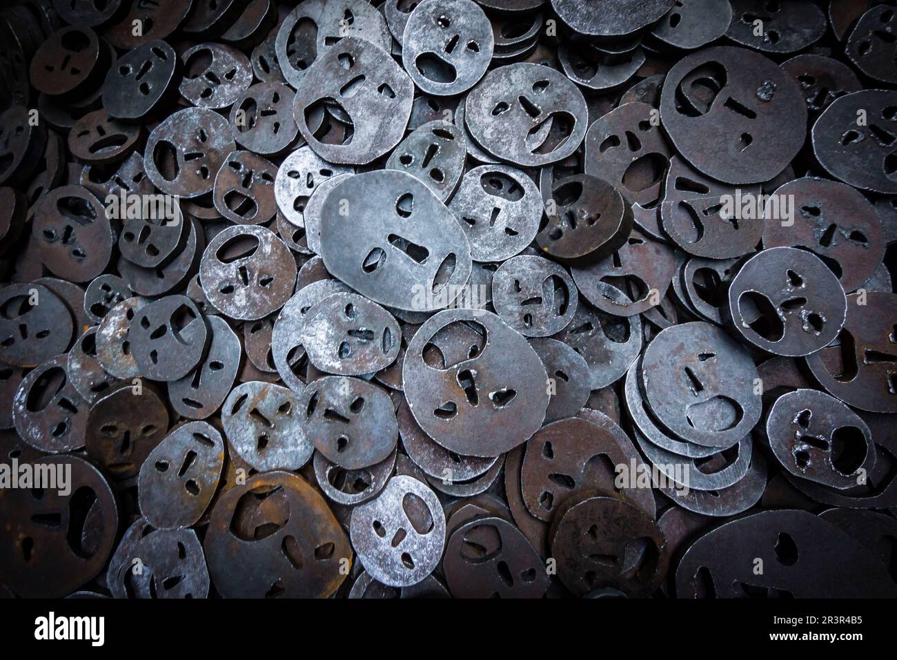 Shalechet, -hojas caidas-, instalacion artistica de Menashe Kadishman ...