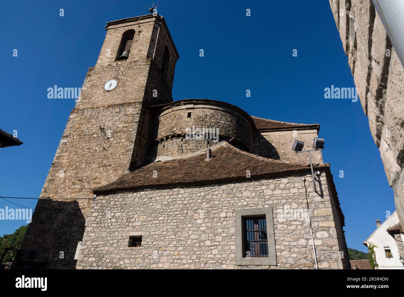 iglesia de San Martín de Hecho, siglo XIX, valle de Hecho, pirineo ...