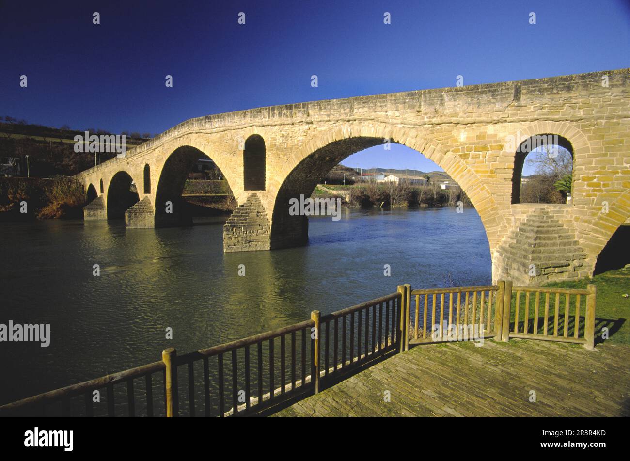 Puente sobre el rio Arga(Romanico s.XI).Puente la Reina.Navarra.España ...