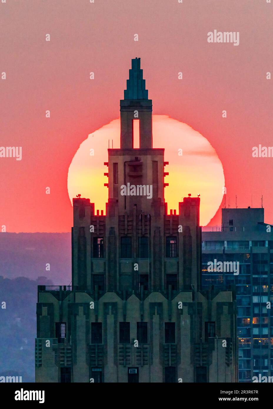 Sun between the towers hi-res stock photography and images - Alamy