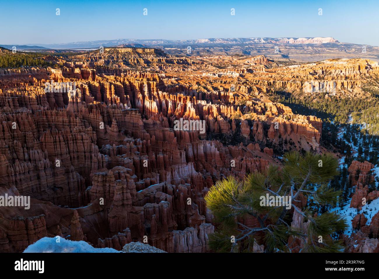 April snow; view from Inspiration Point; Amphitheater; Bryce Canyon ...